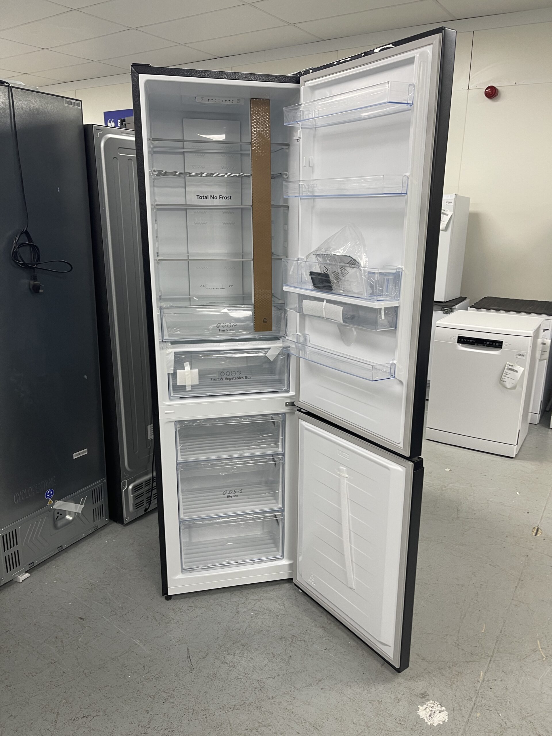 Hisense RB435N4WFE 200cm High 60/40 Frost Free Fridge Freezer - Black ...